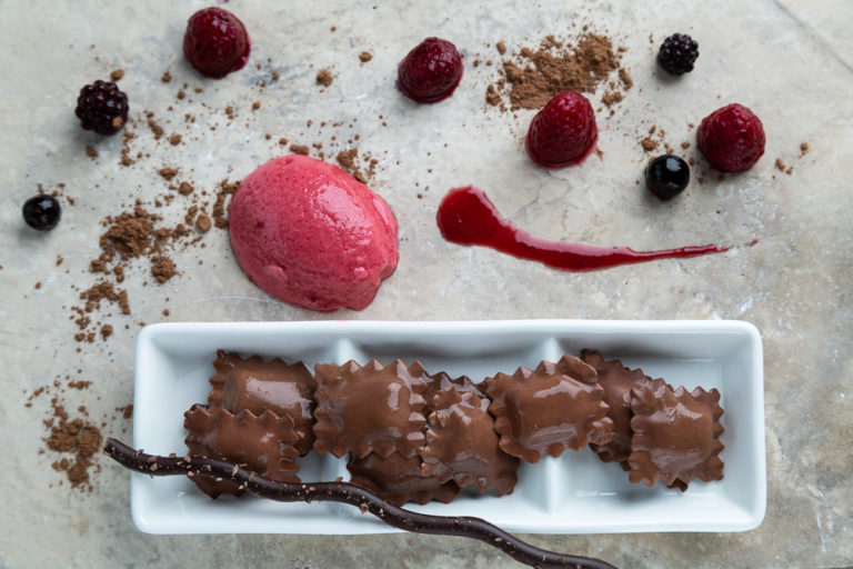 Ravioles au chocolat chartreuse, boules de glaces